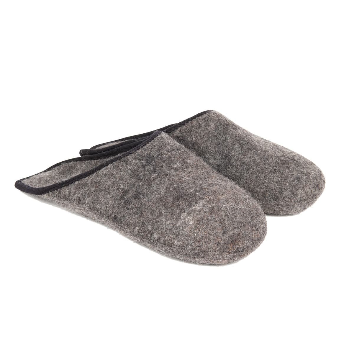 Slippers in pure wool felt to use as overshoe